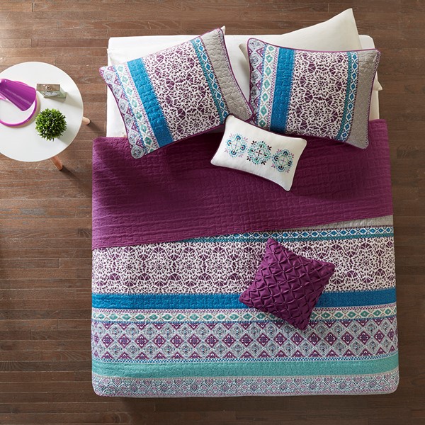 Intelligent Design Joni Reversible Quilt Set with Throw Pillows in ...